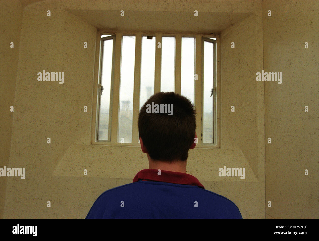 Young inmate in prison cell, Portland Young Offenders Institution (PYOI ...