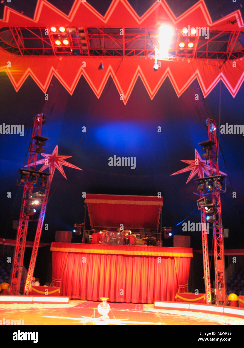 Circus ensemble hi-res stock photography and images - Alamy