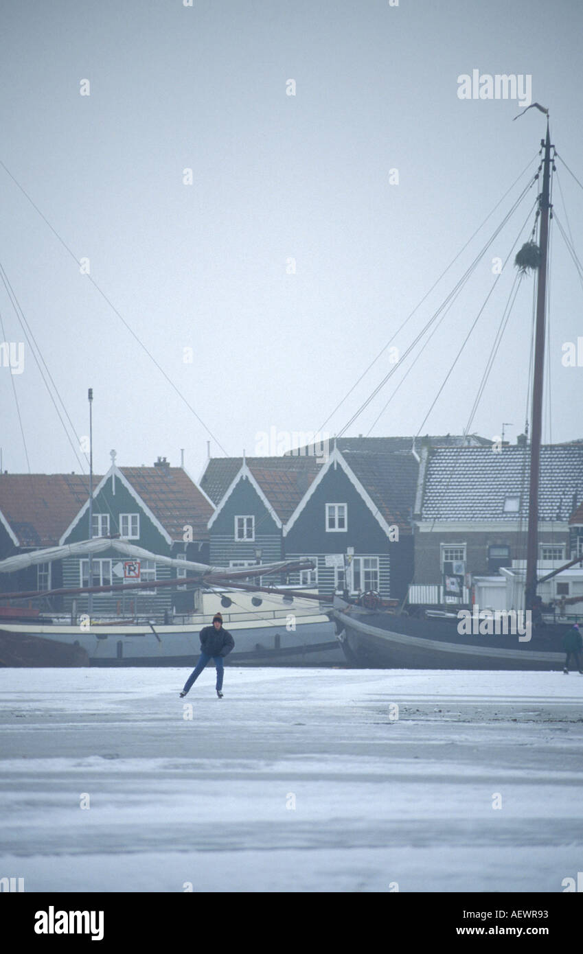Ice skating in volendam hi-res stock photography and images - Alamy
