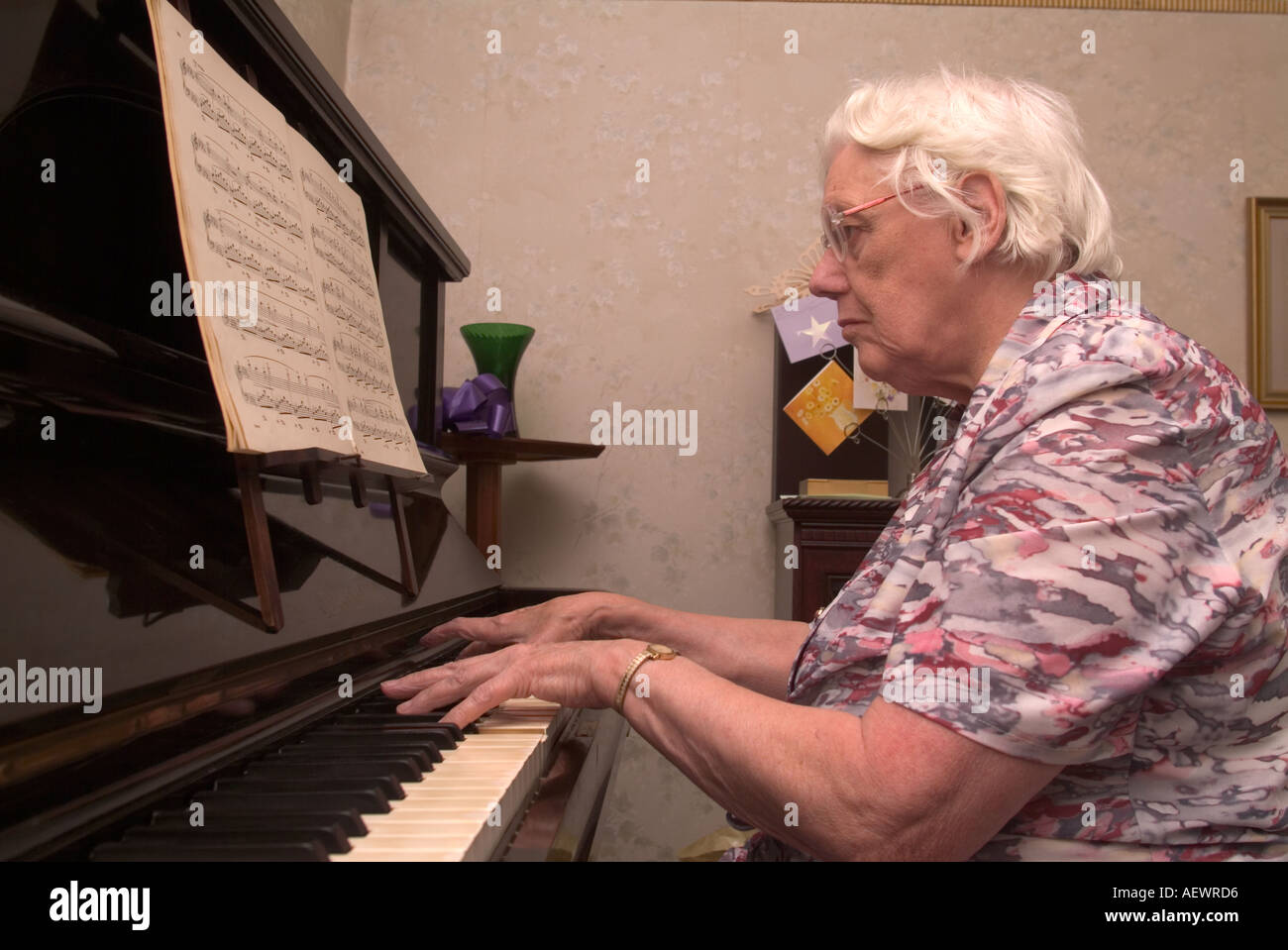 Elderly playing piano hi-res stock photography and images - Alamy