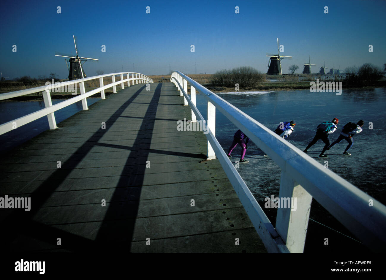 Bridge winter kinderdijk holland hi-res stock photography and images ...