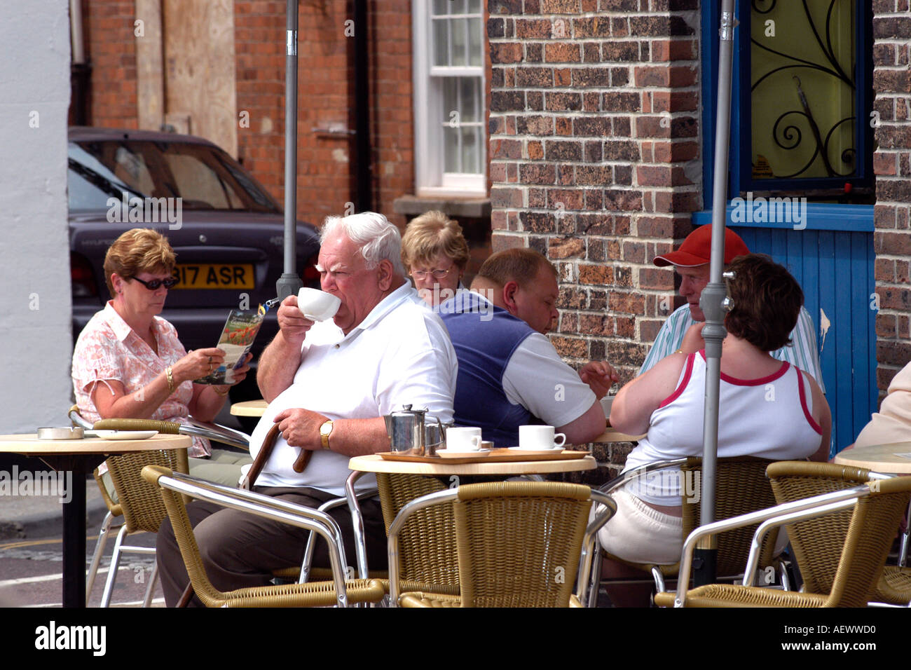 People sitting at an outdoor cafe Stock Photo - Alamy