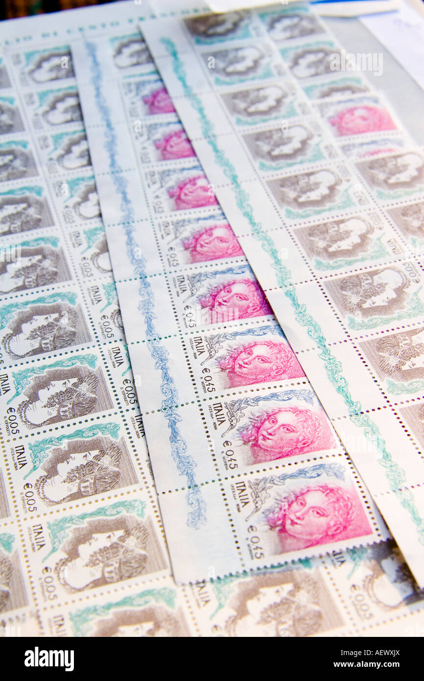 Italian postage stamps hi-res stock photography and images - Alamy