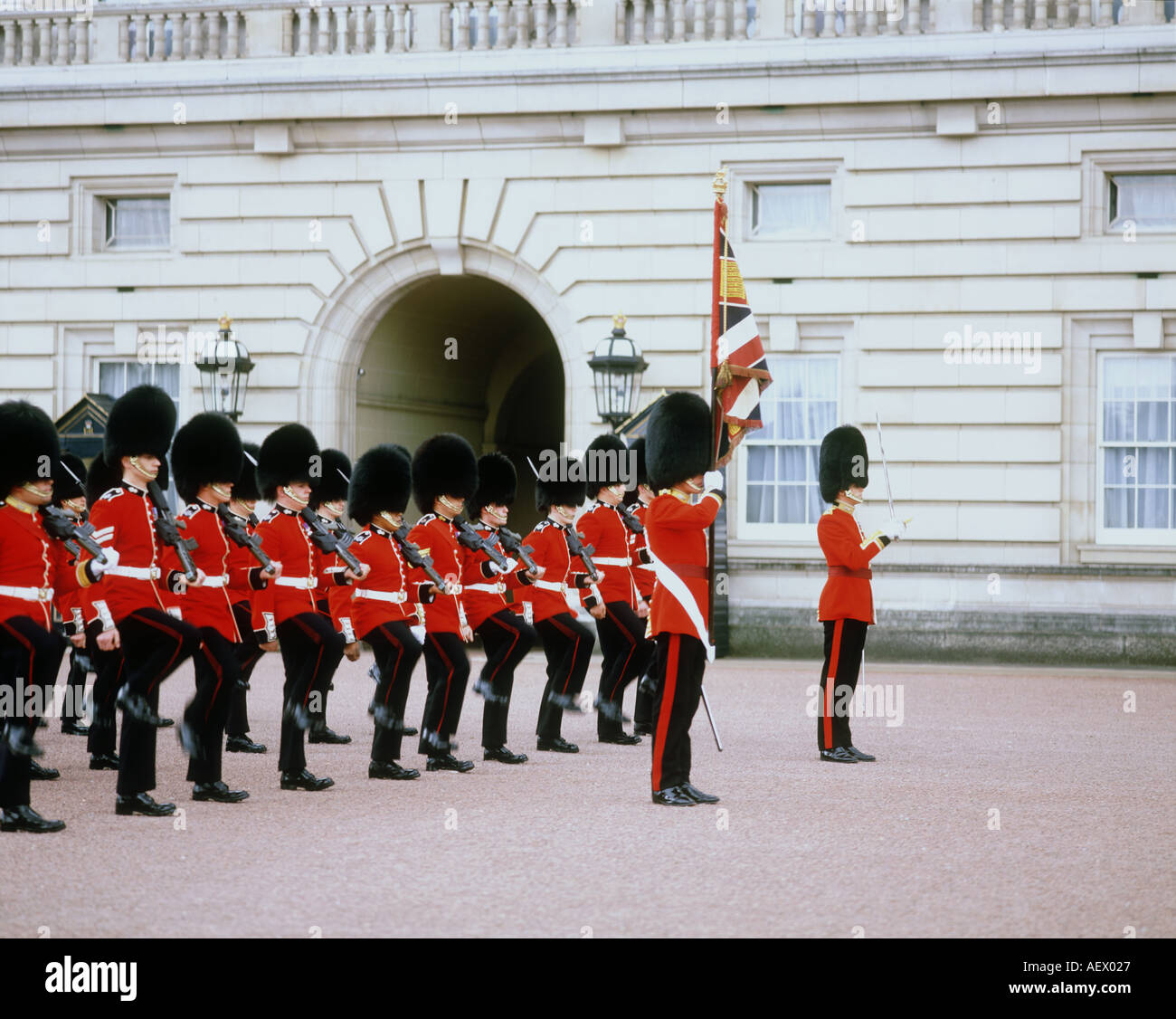 Guard mount at buckingham palace hi-res stock photography and images ...
