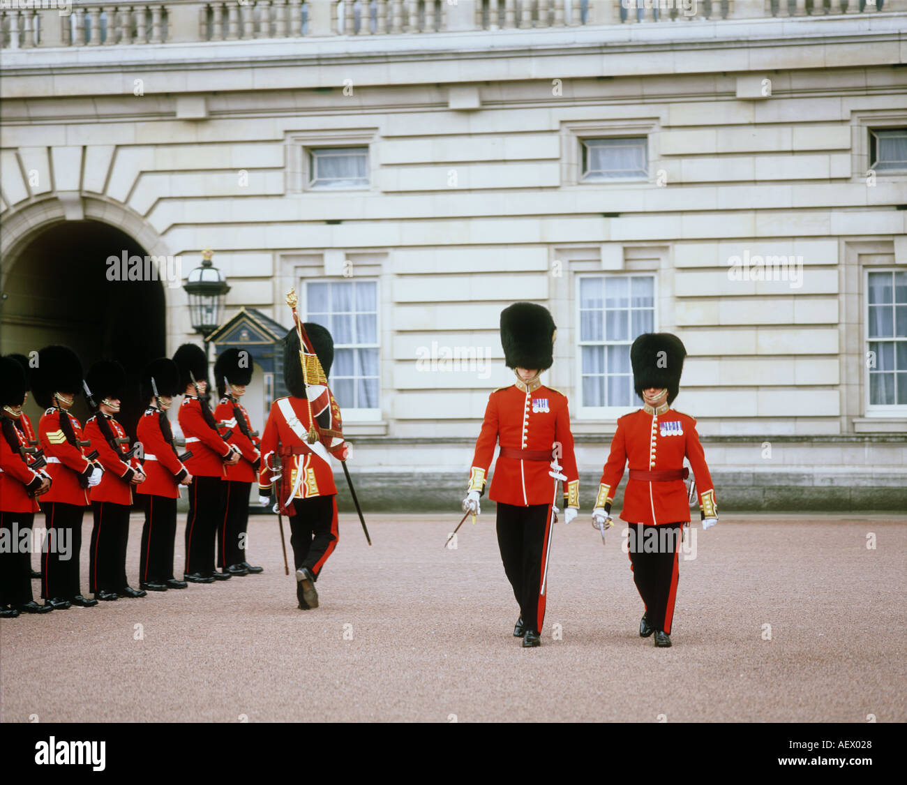 Guard mount at buckingham palace hi-res stock photography and images ...