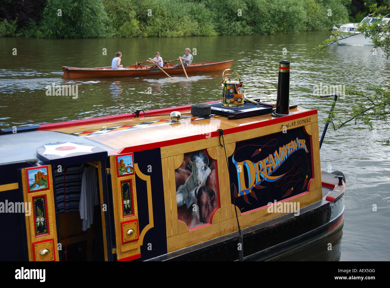 Boat thames hi-res stock photography and images - Alamy