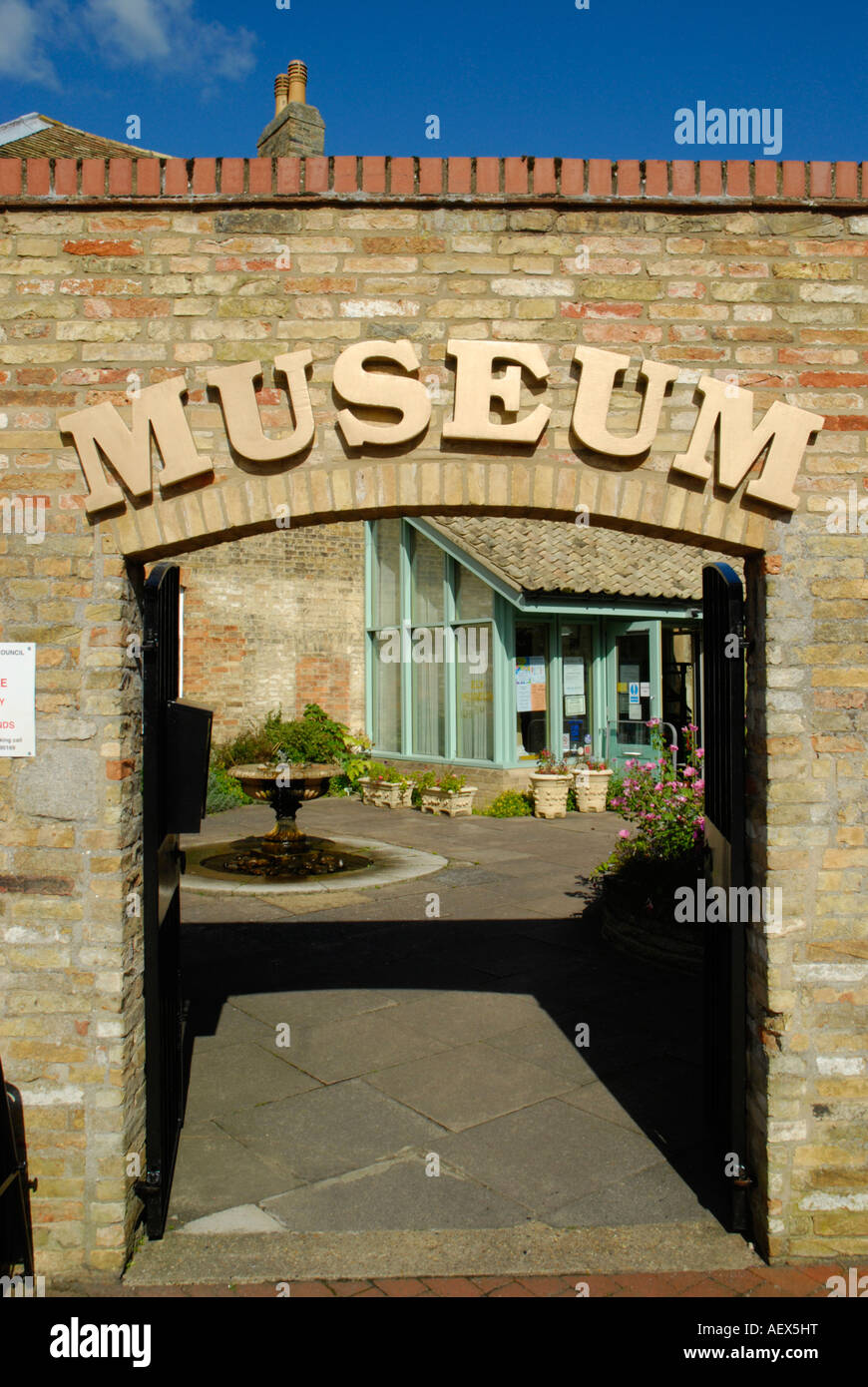 Ely cambridgeshire gate building hi-res stock photography and images ...