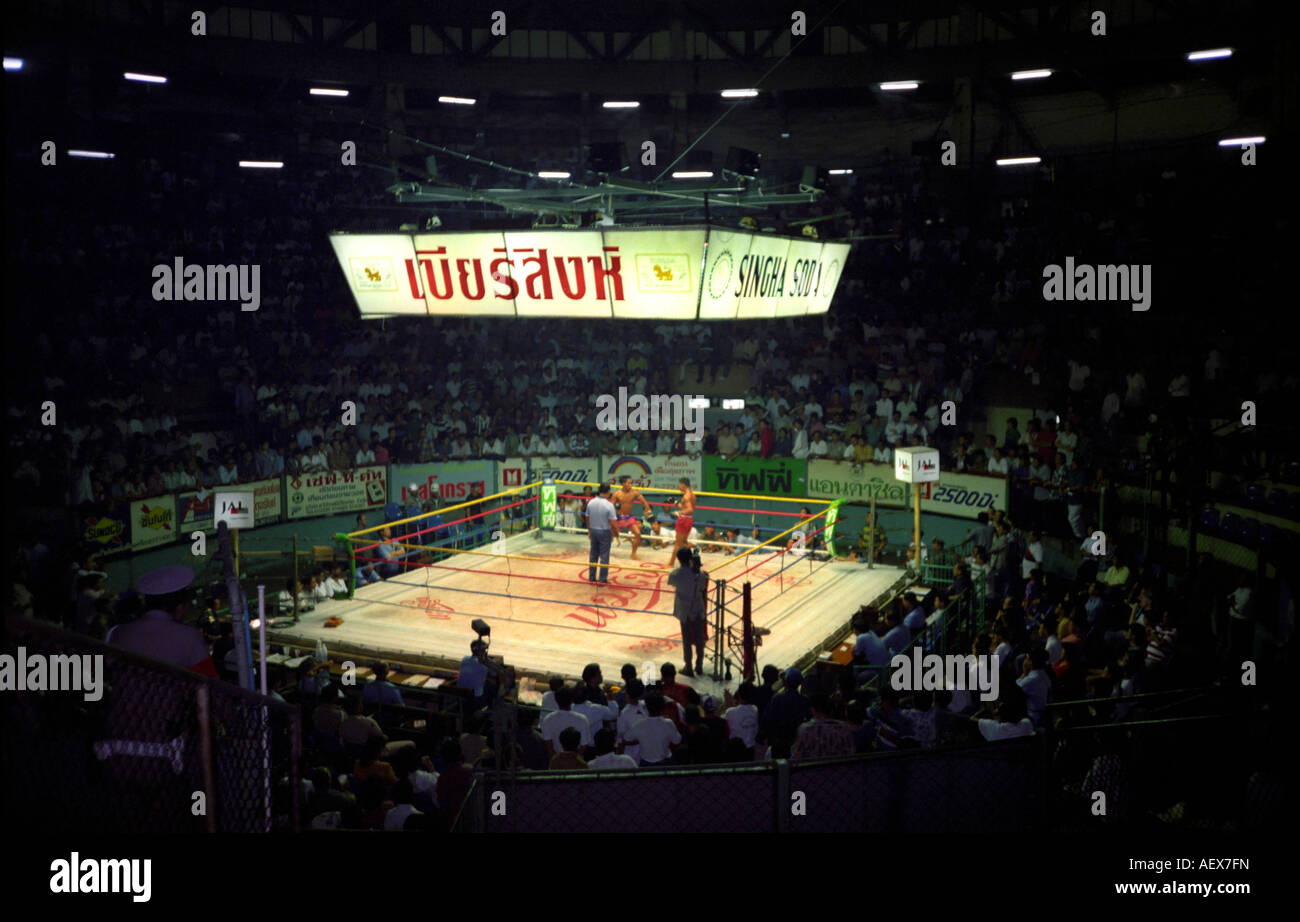 Boxing stadium crowd hi-res stock photography and images - Alamy