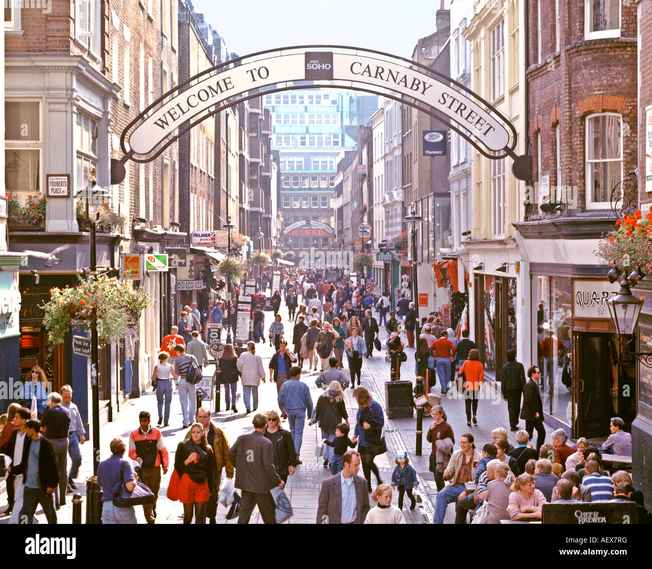Shoppers london carnaby street hi-res stock photography and images - Alamy