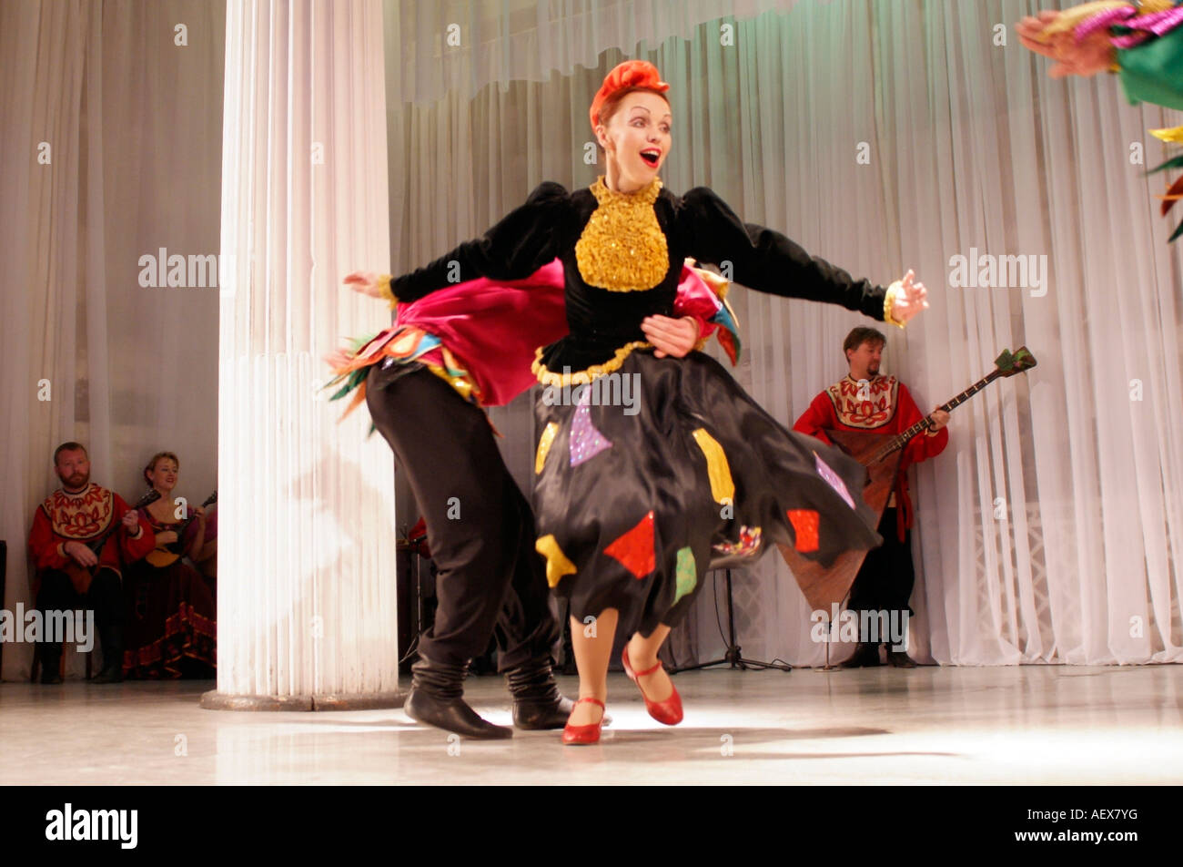 Russian folk dancers entertain in traditional costume St Petersburg ...