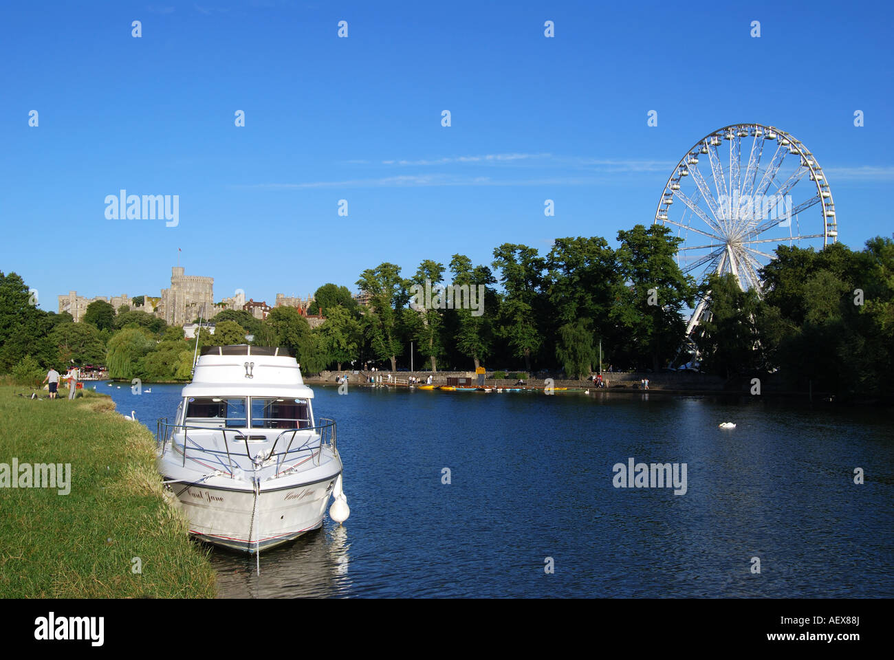Windsor Castle and Royal Windsor Wheel over River Thames, Windsor ...