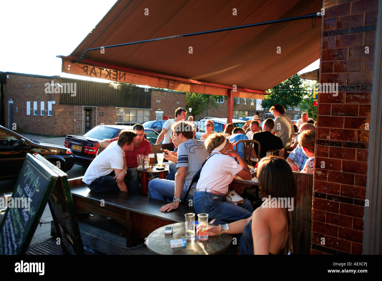 Crowd pub mobile phone hi-res stock photography and images - Alamy
