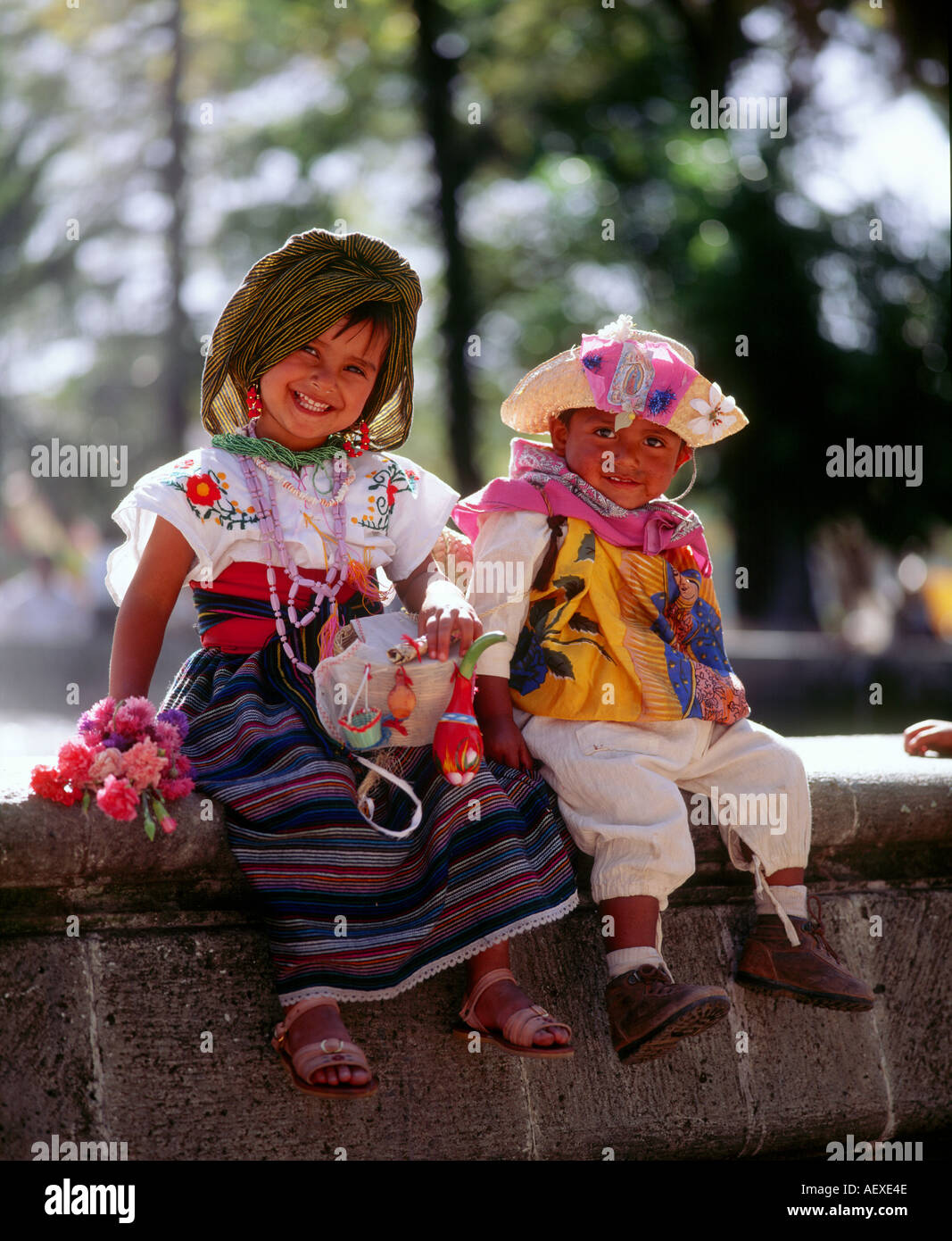 Children in national costume mexico hi-res stock photography and images ...