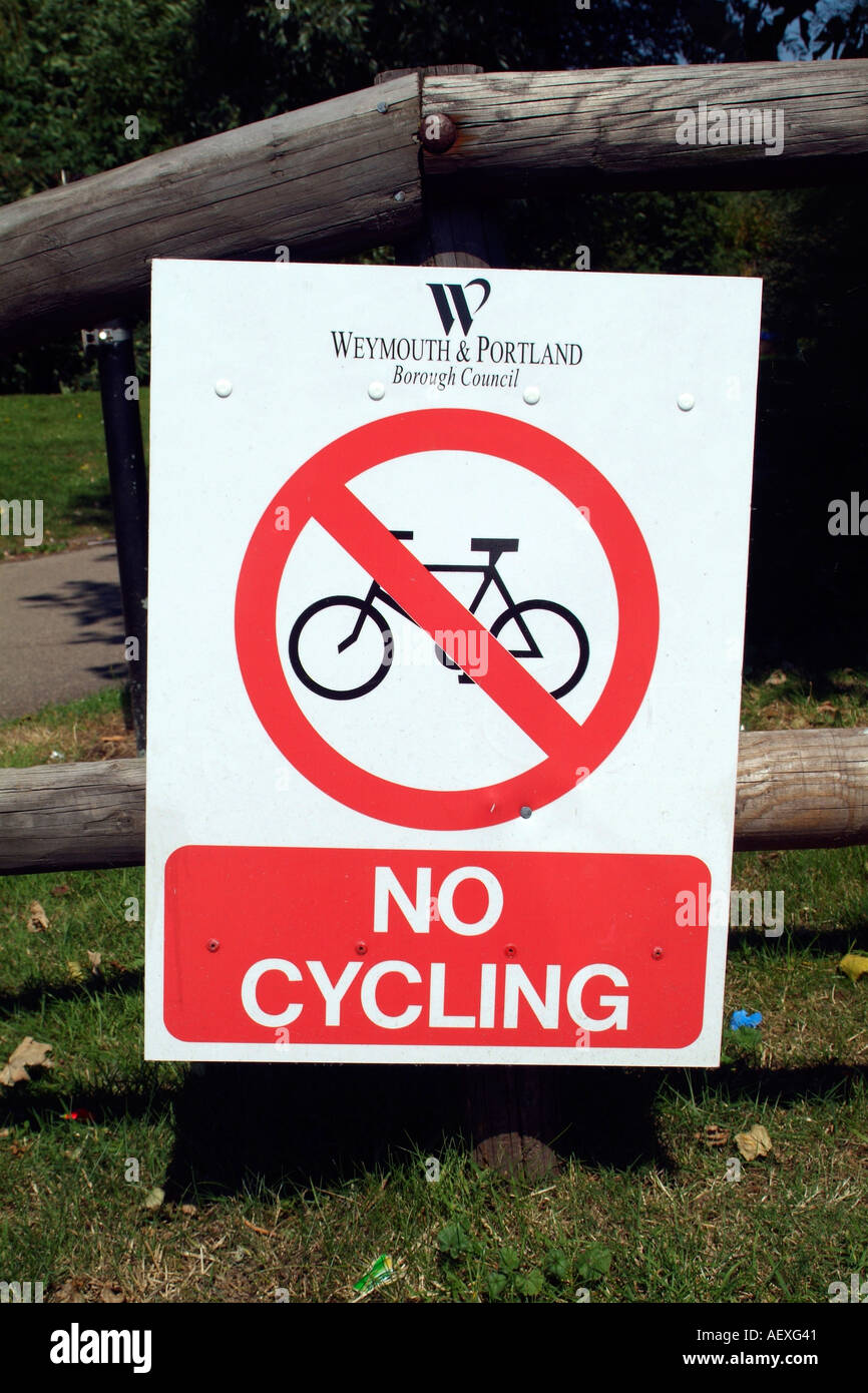 Cycling awareness sign hi-res stock photography and images - Alamy