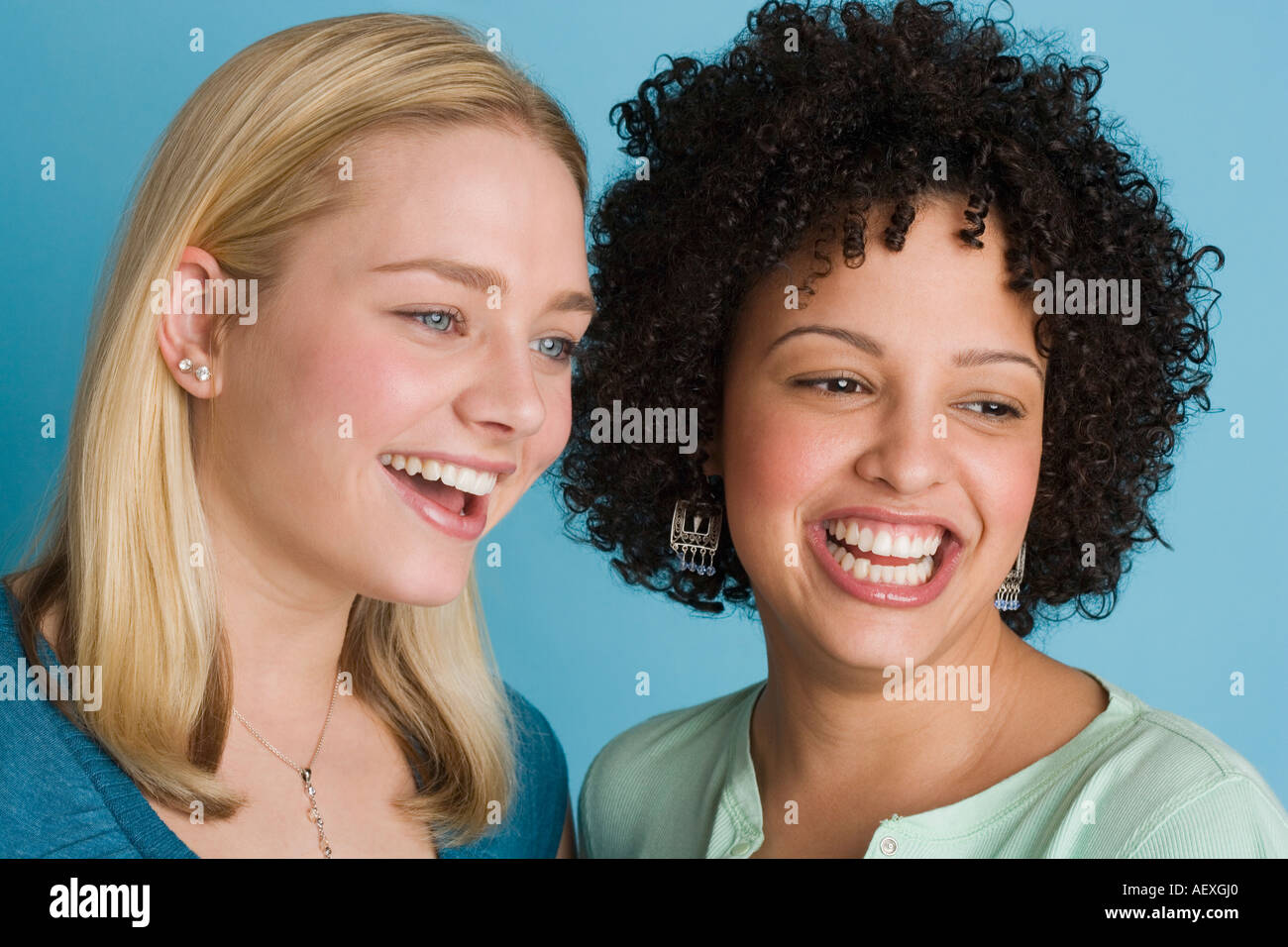 Two pretty women posing hi-res stock photography and images - Alamy