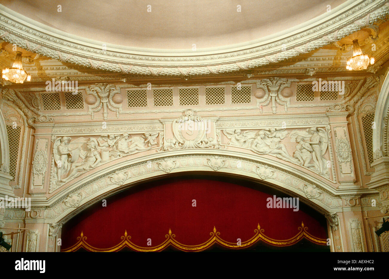 Proscenium theatre hi-res stock photography and images - Alamy