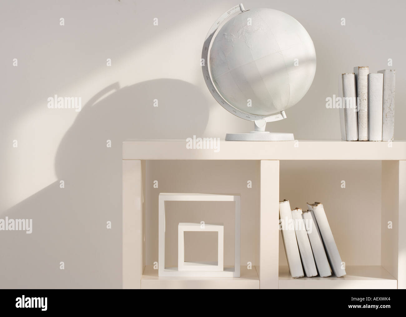 Globe and book shelves hi-res stock photography and images - Alamy