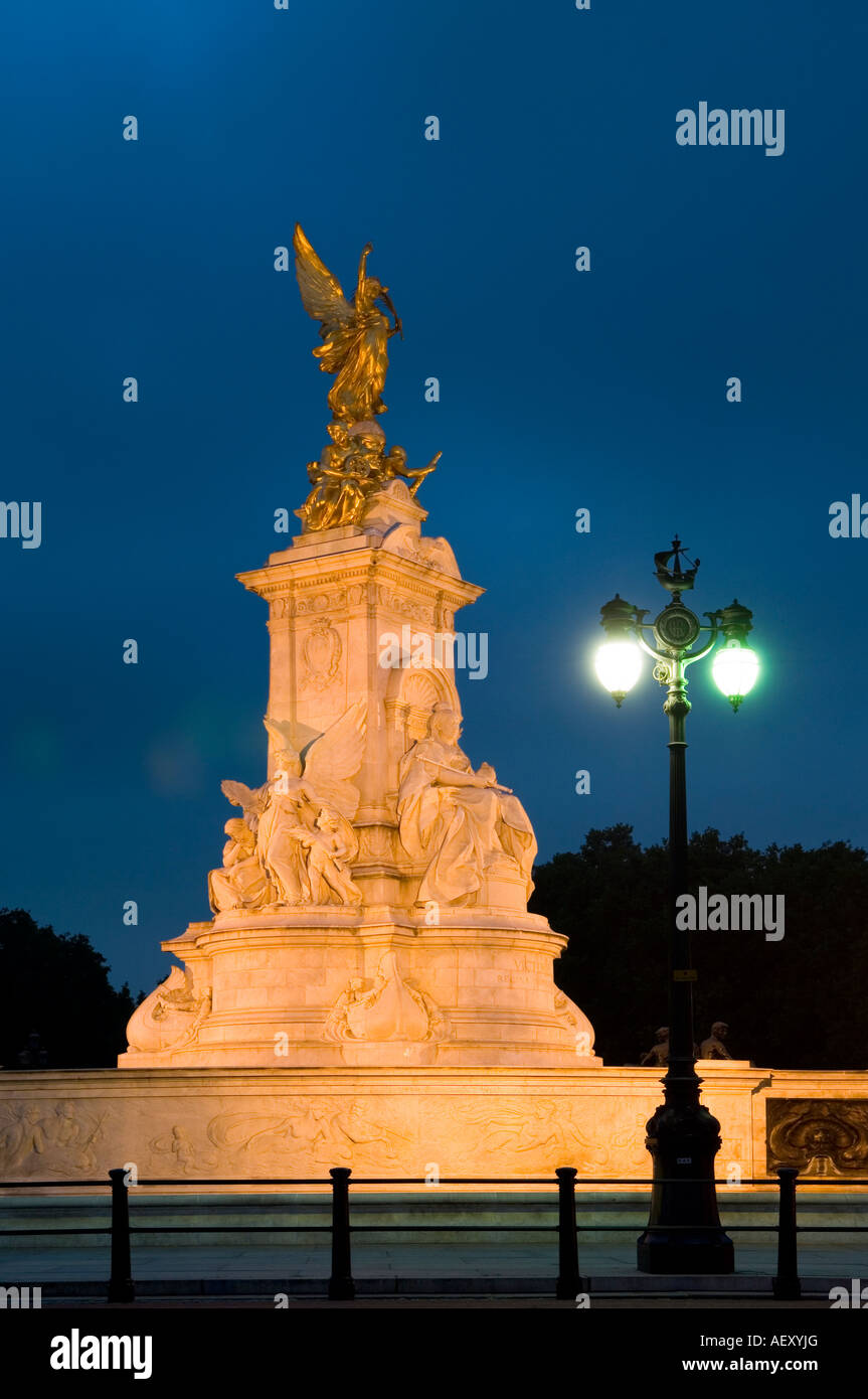 Victoria monument buckingham palace night hi-res stock photography and ...
