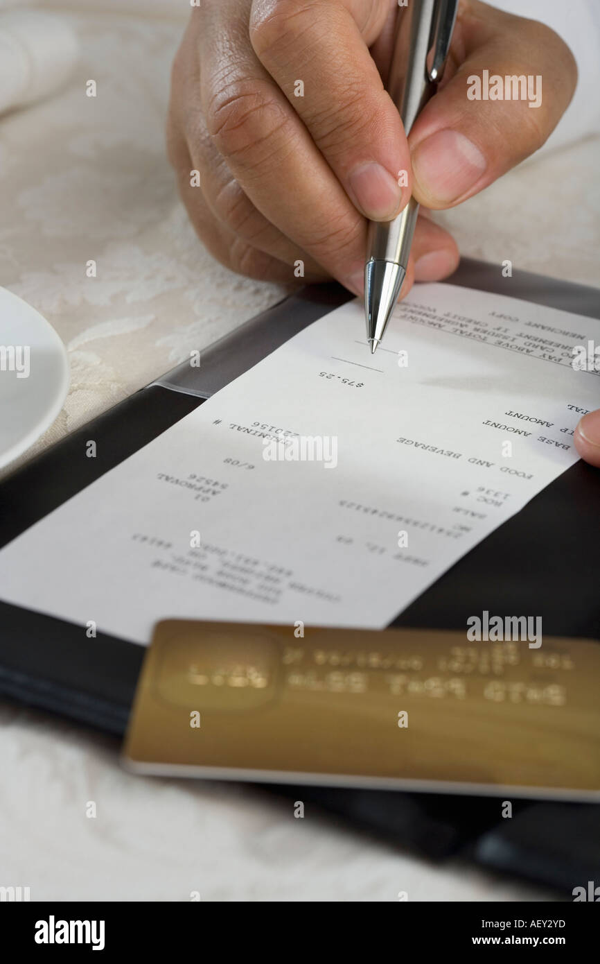 Signing credit card receipt hi-res stock photography and images - Alamy