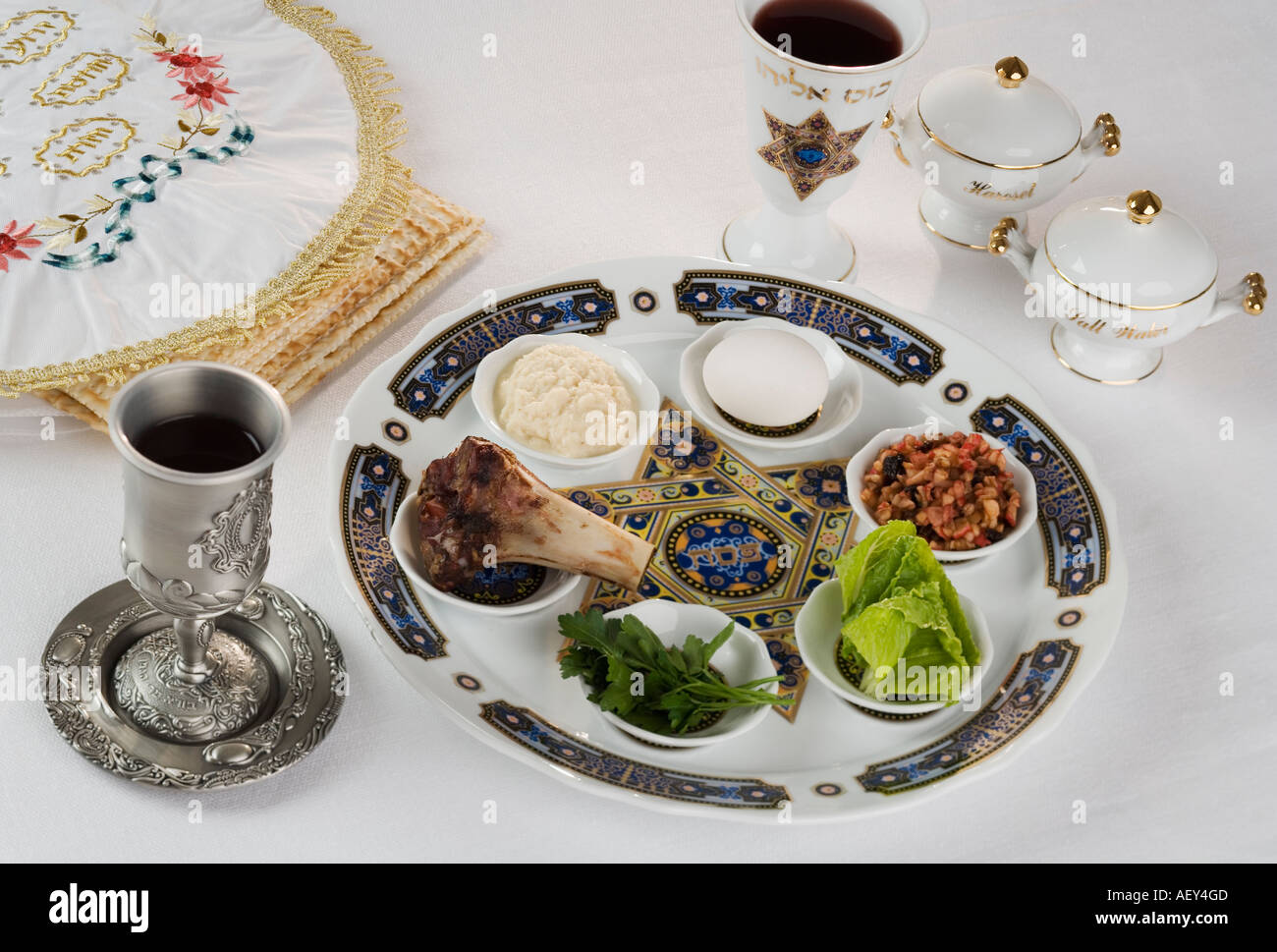 Seder table hi-res stock photography and images - Alamy