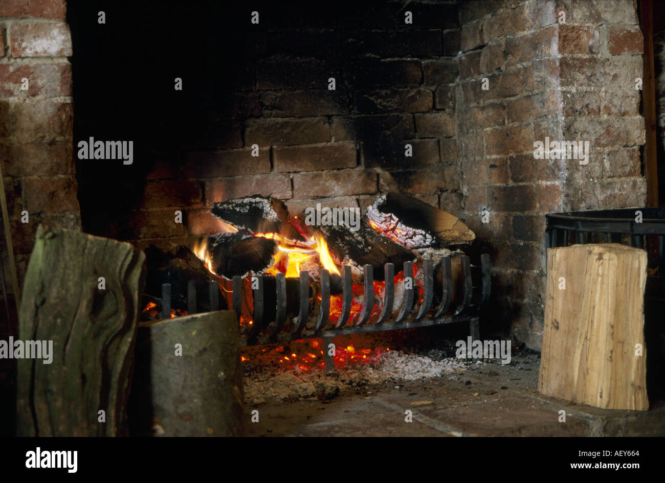 Log fire in grate Stock Photo - Alamy
