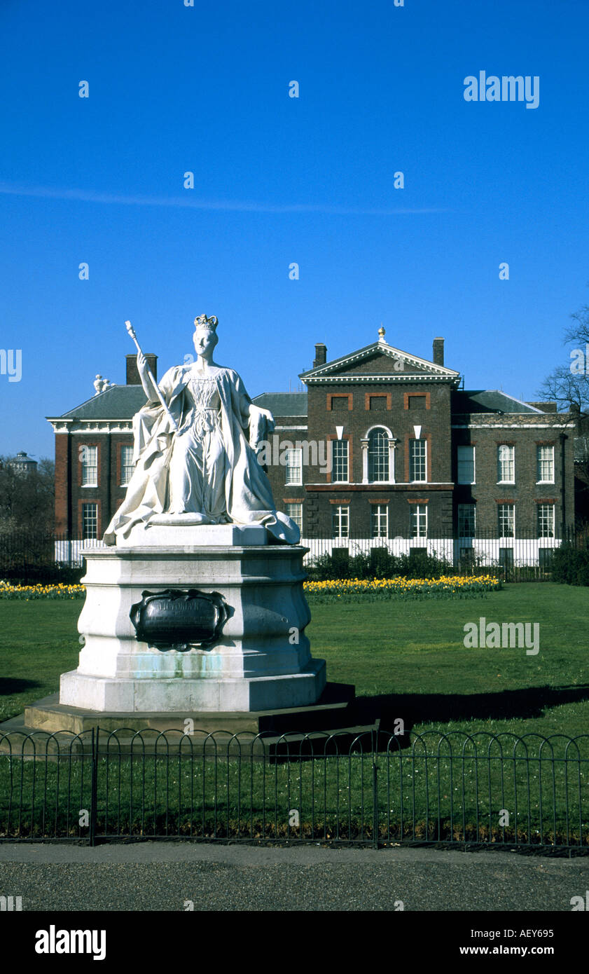 Kensington Palace and Queen Victoria statue London England Stock Photo ...