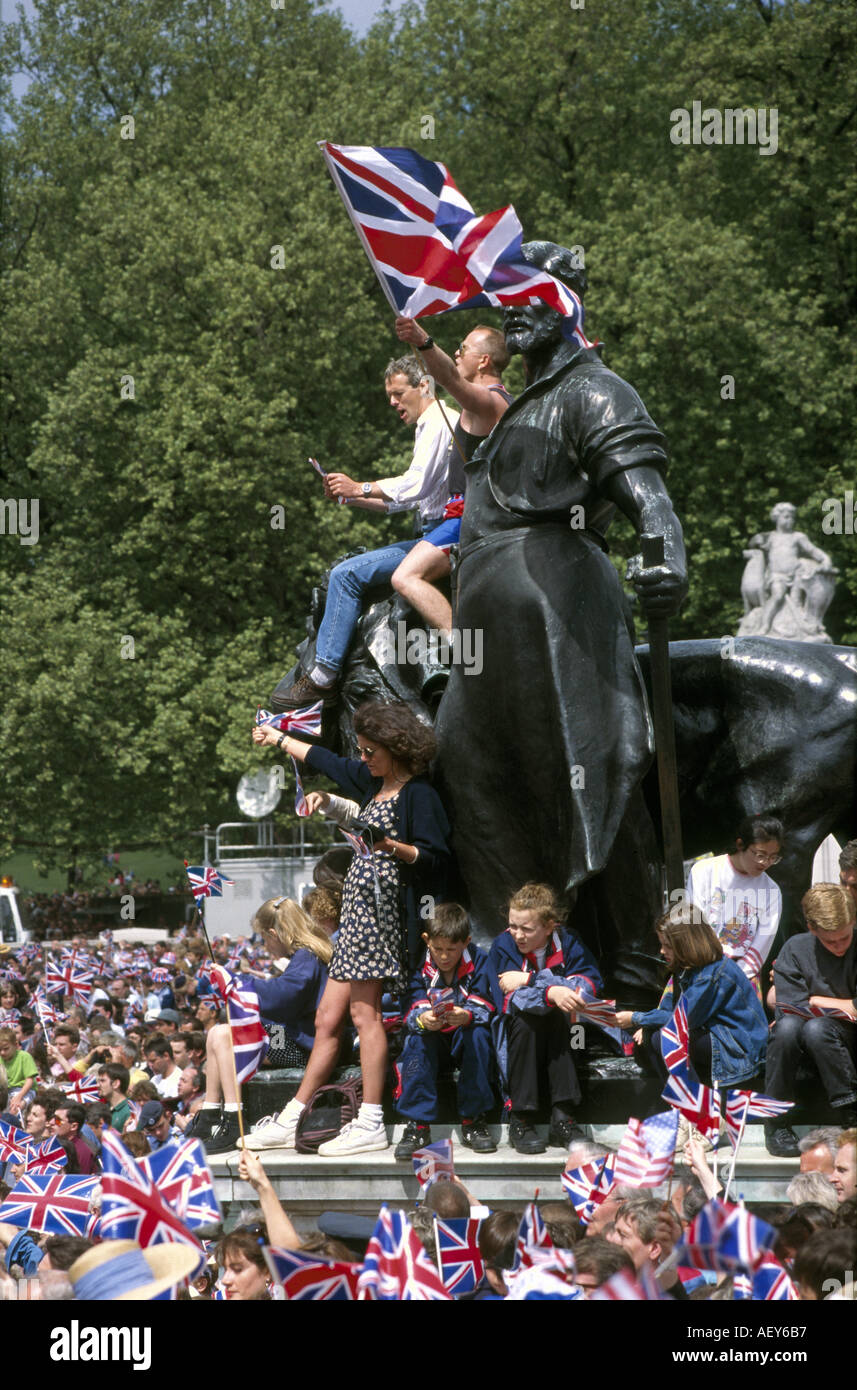Crowd with union jacks hi-res stock photography and images - Alamy