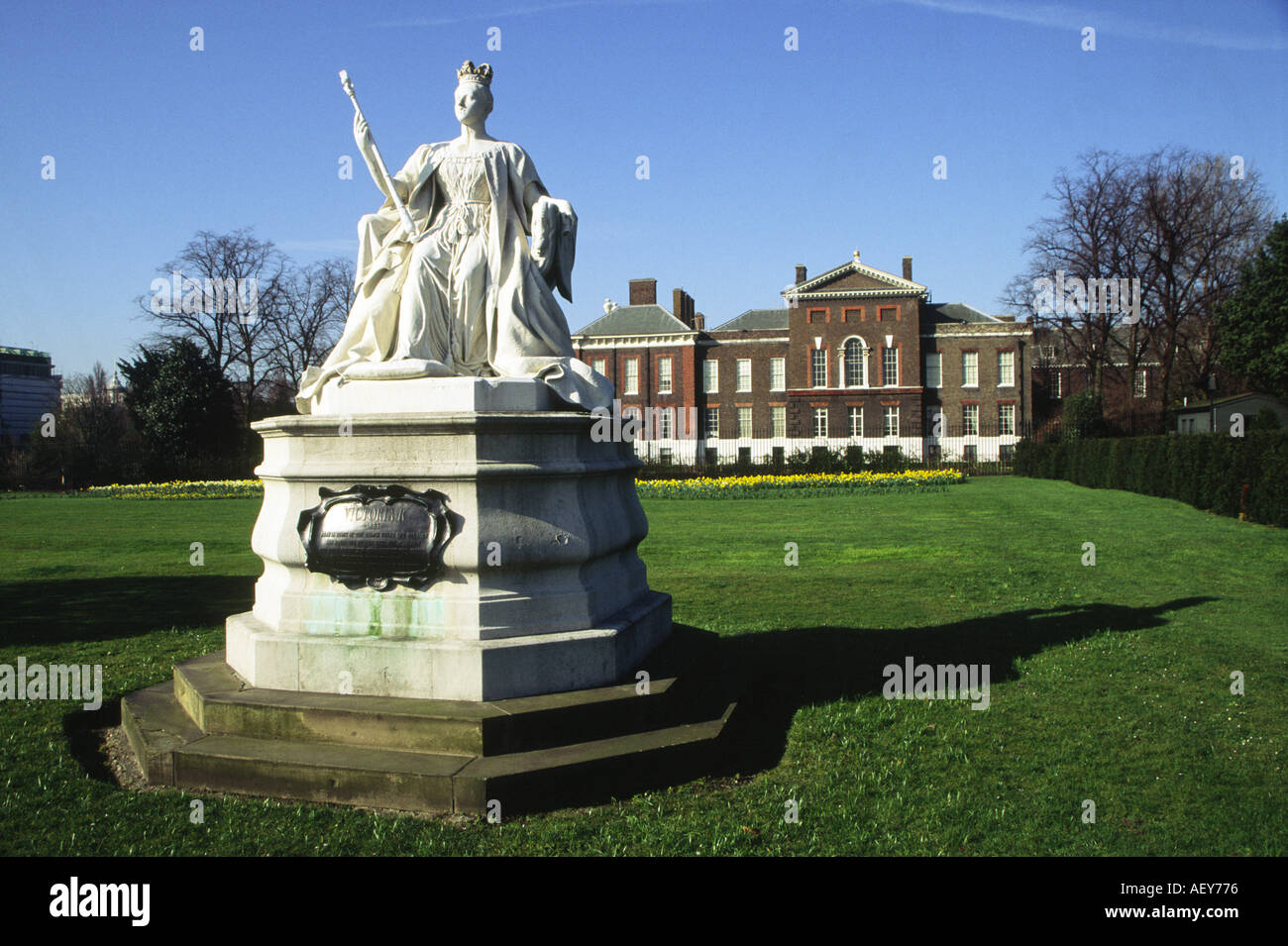Kensington Palace and statue of Queen Victoria London England Stock ...