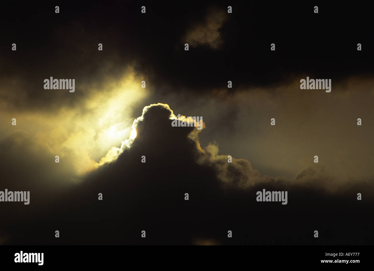 Sunrise behind red fort hi-res stock photography and images - Alamy