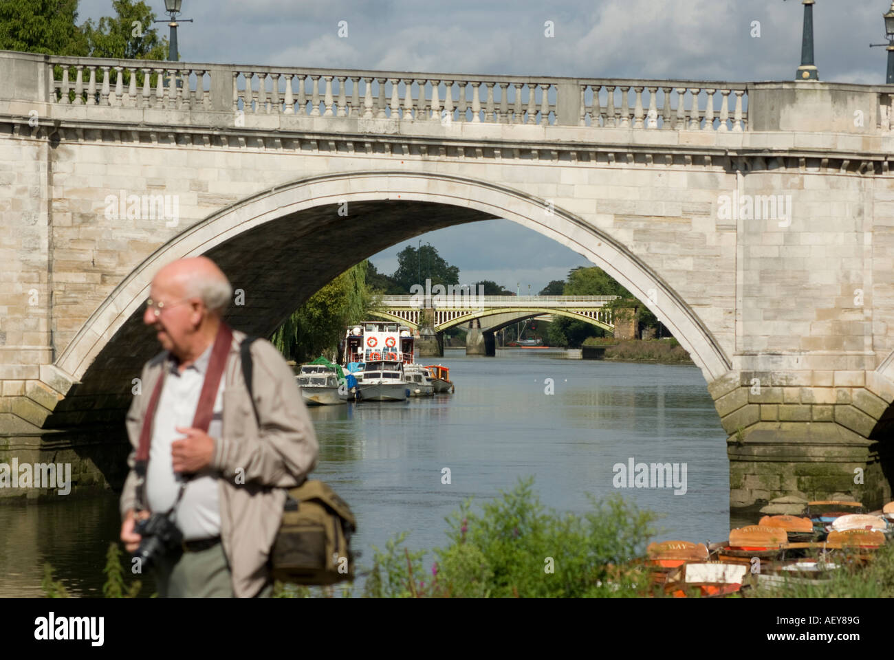 Thames tow path richmond hi-res stock photography and images - Alamy