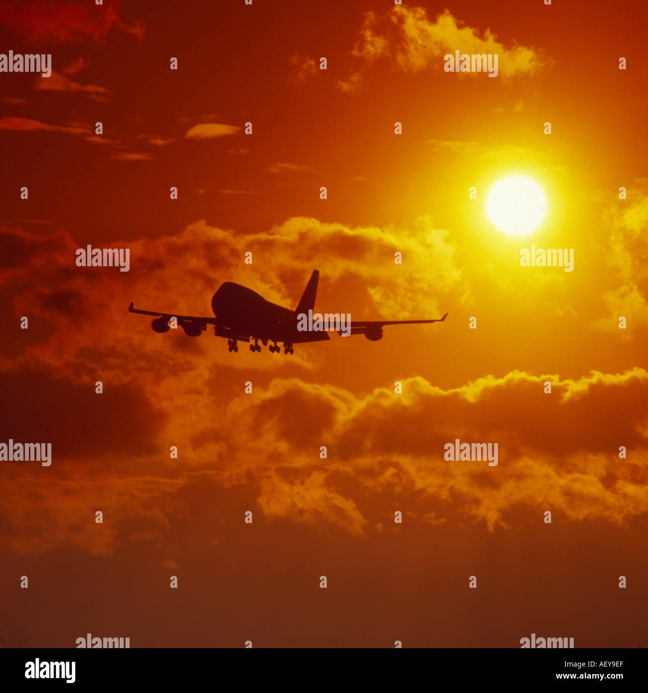 Jumbo jet flying mid air hi-res stock photography and images - Alamy