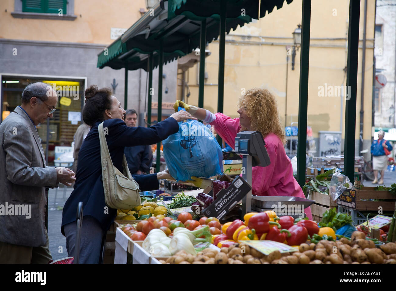 Outdoor fruit and vegetable market Pisa Tuscany Italy Stock Photo - Alamy