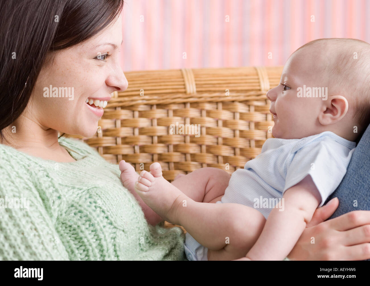 Smiling baby with mother images hi-res stock photography and images - Alamy