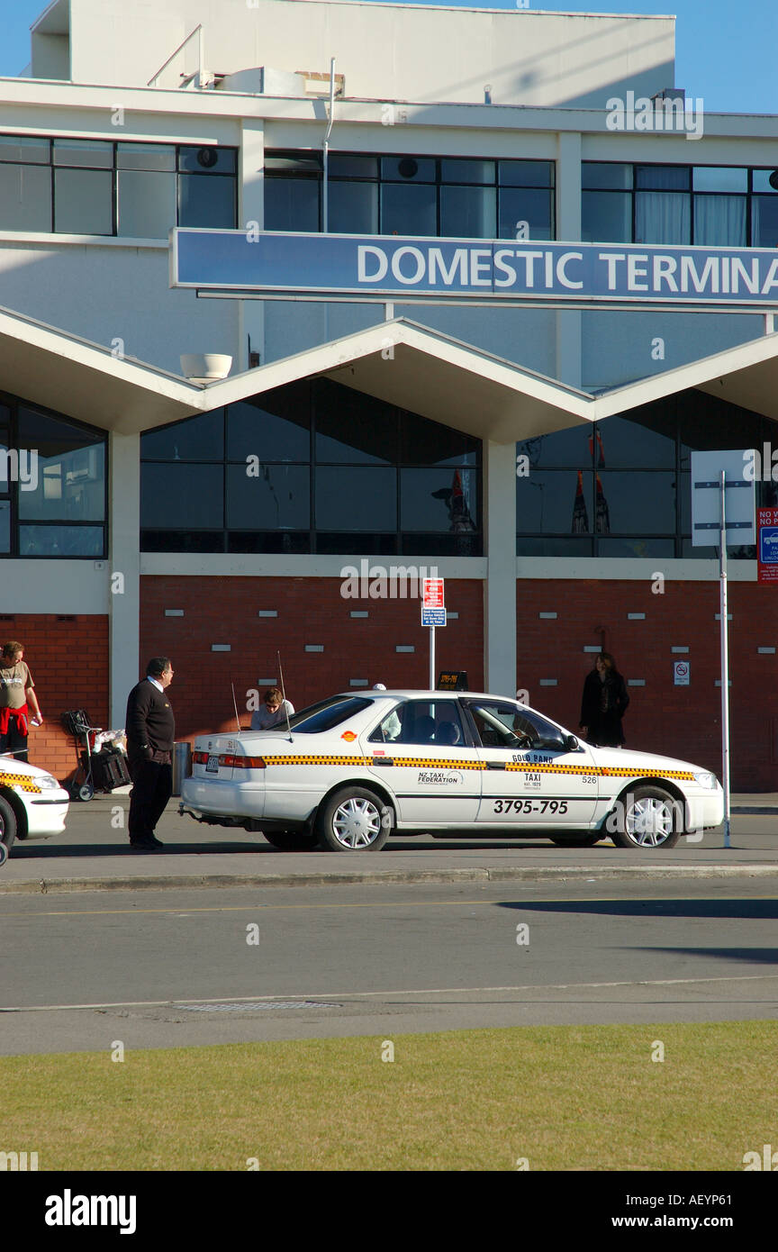White taxi hi-res stock photography and images - Alamy
