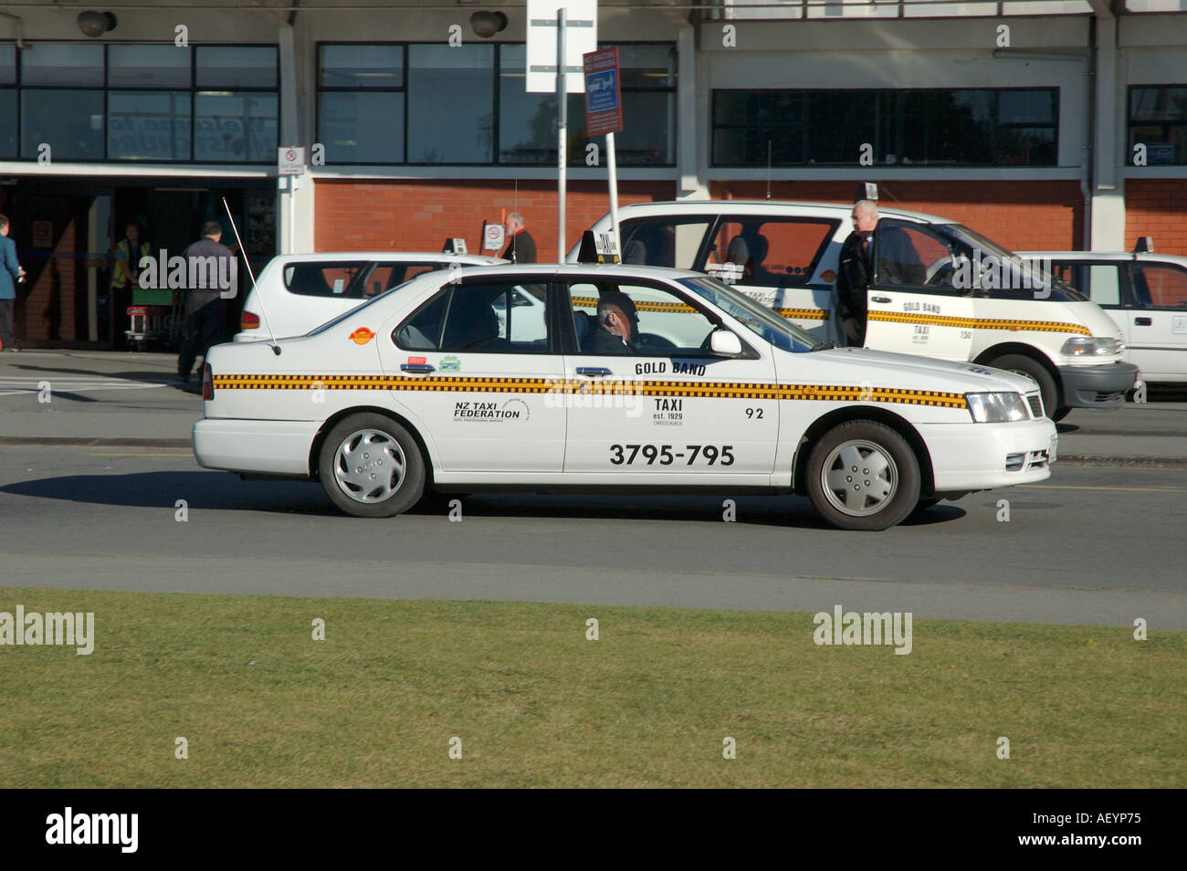 White taxi hi-res stock photography and images - Alamy