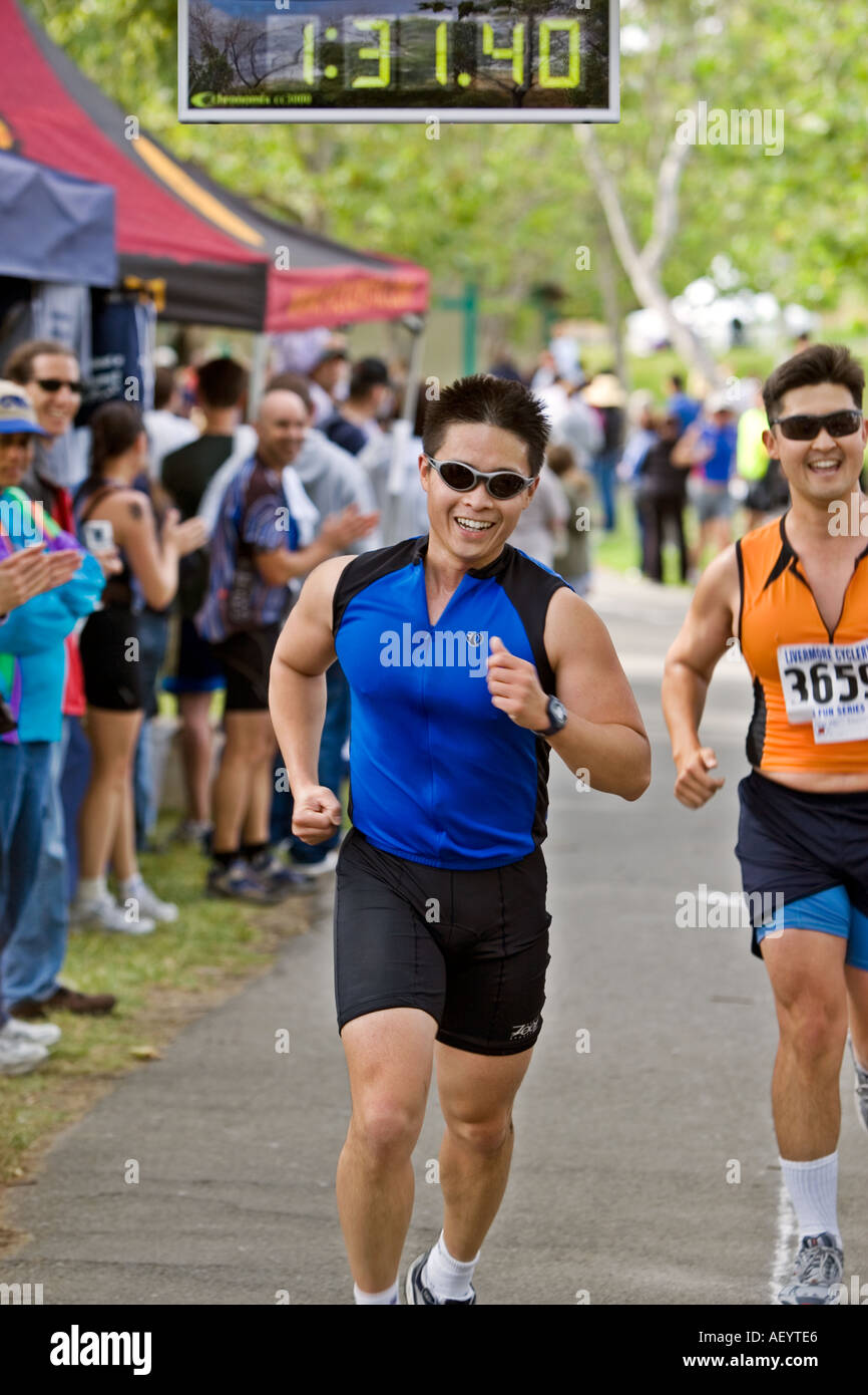 Crowd cheering runner hi-res stock photography and images - Alamy
