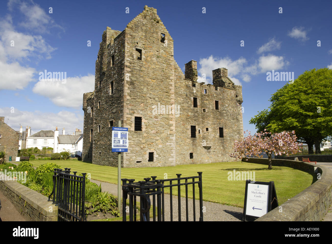 Maclellan’s castle hi-res stock photography and images - Alamy