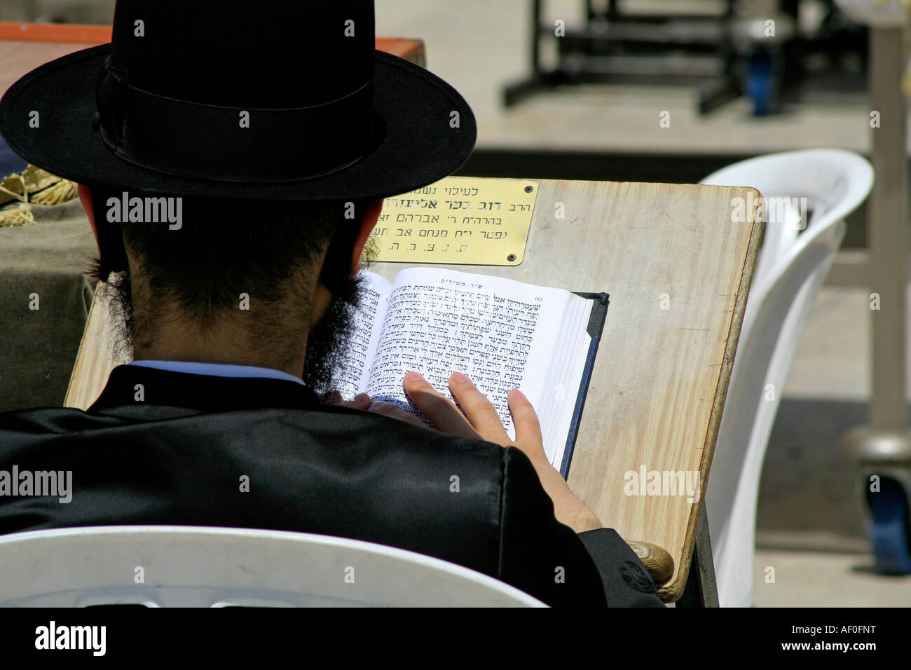 Rabbi reading torah hi-res stock photography and images - Alamy