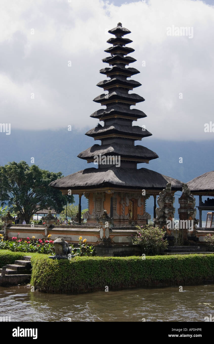 temple surrounded by water Stock Photo - Alamy