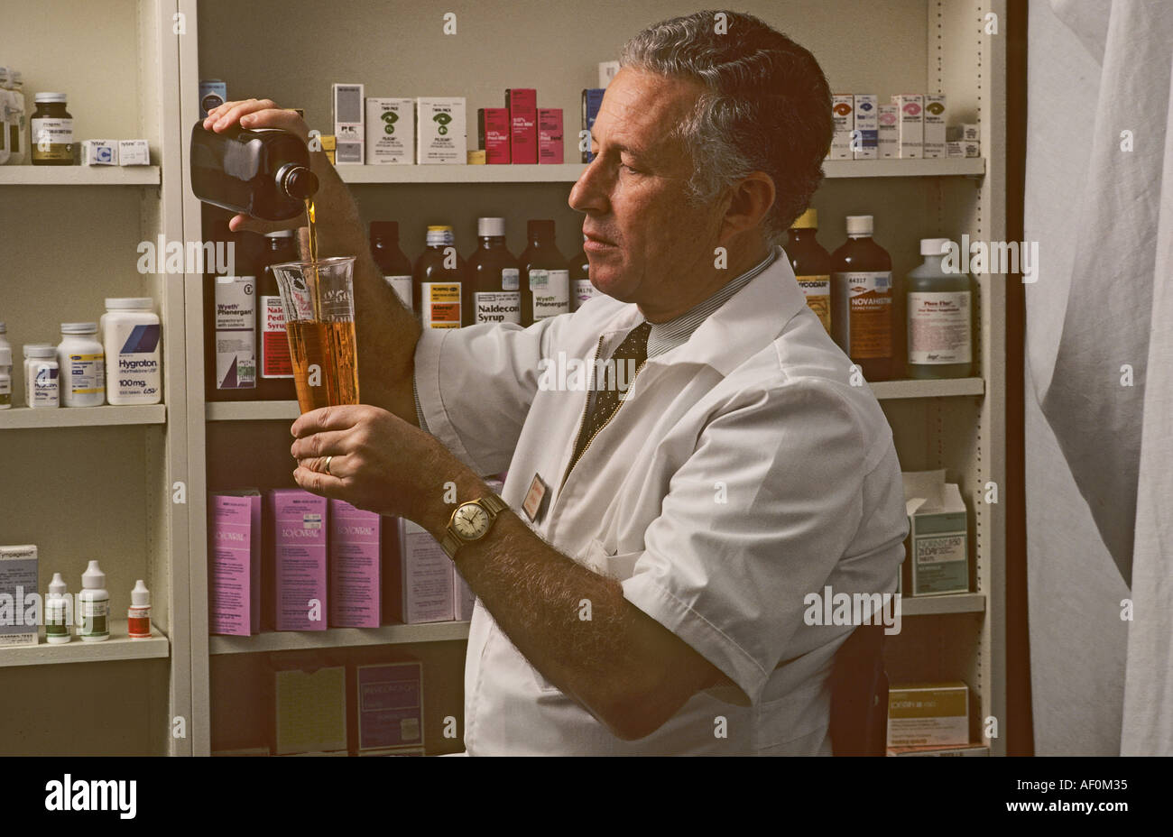 Pharmacist dispensing liquid hi-res stock photography and images - Alamy