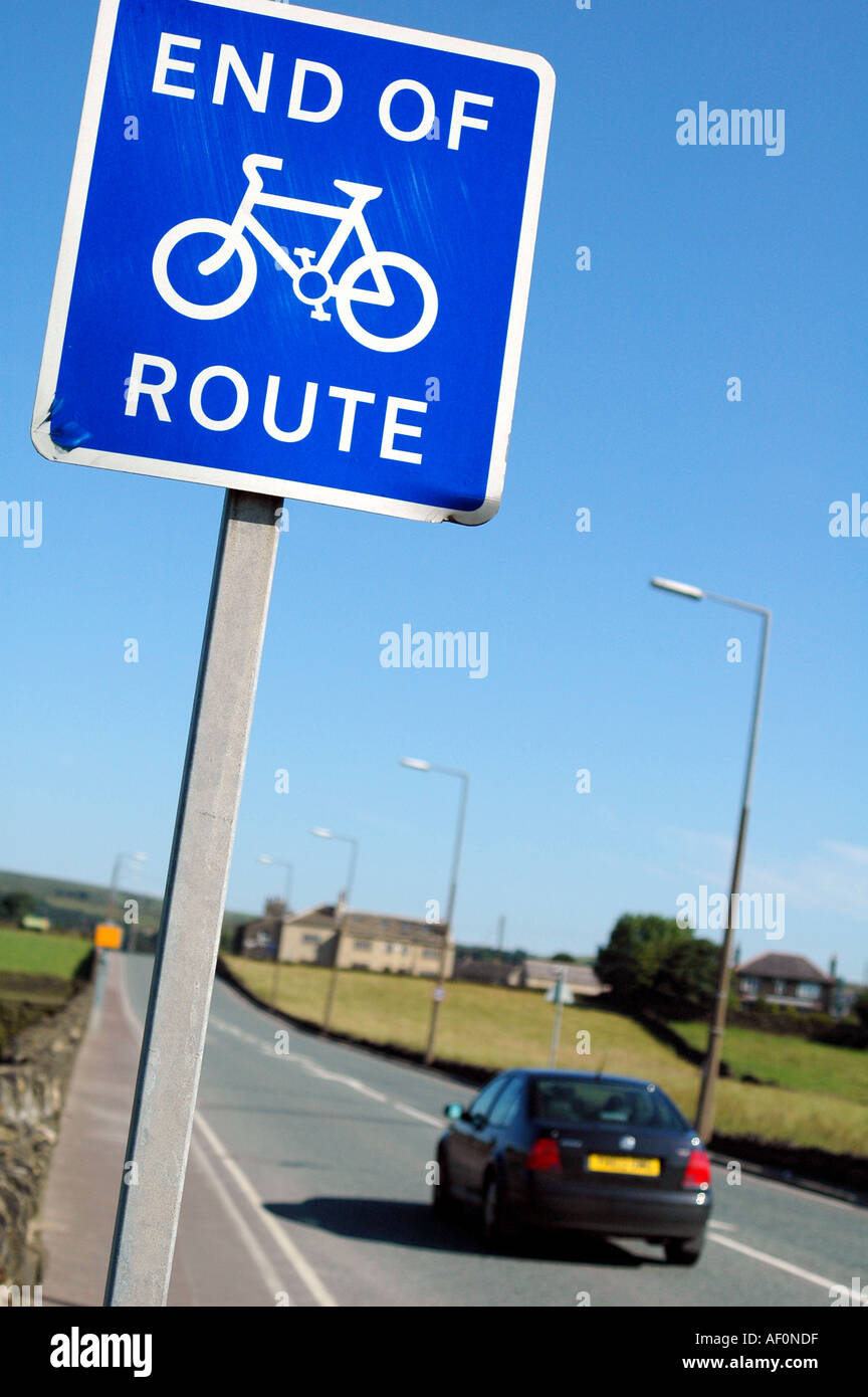 Square road sign displaying end of cycle route Stock Photo - Alamy