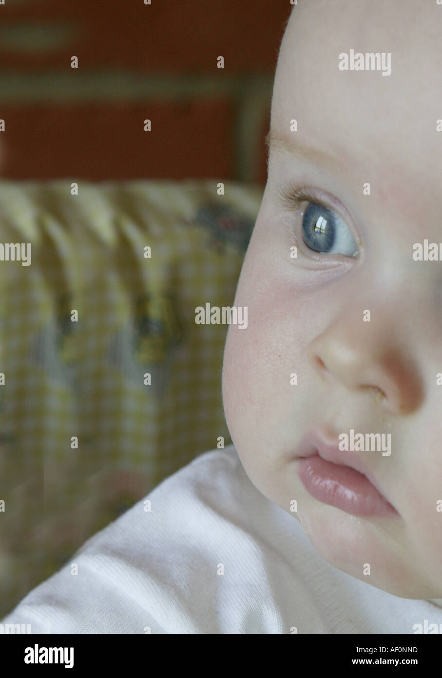 Baby looking left hi-res stock photography and images - Alamy