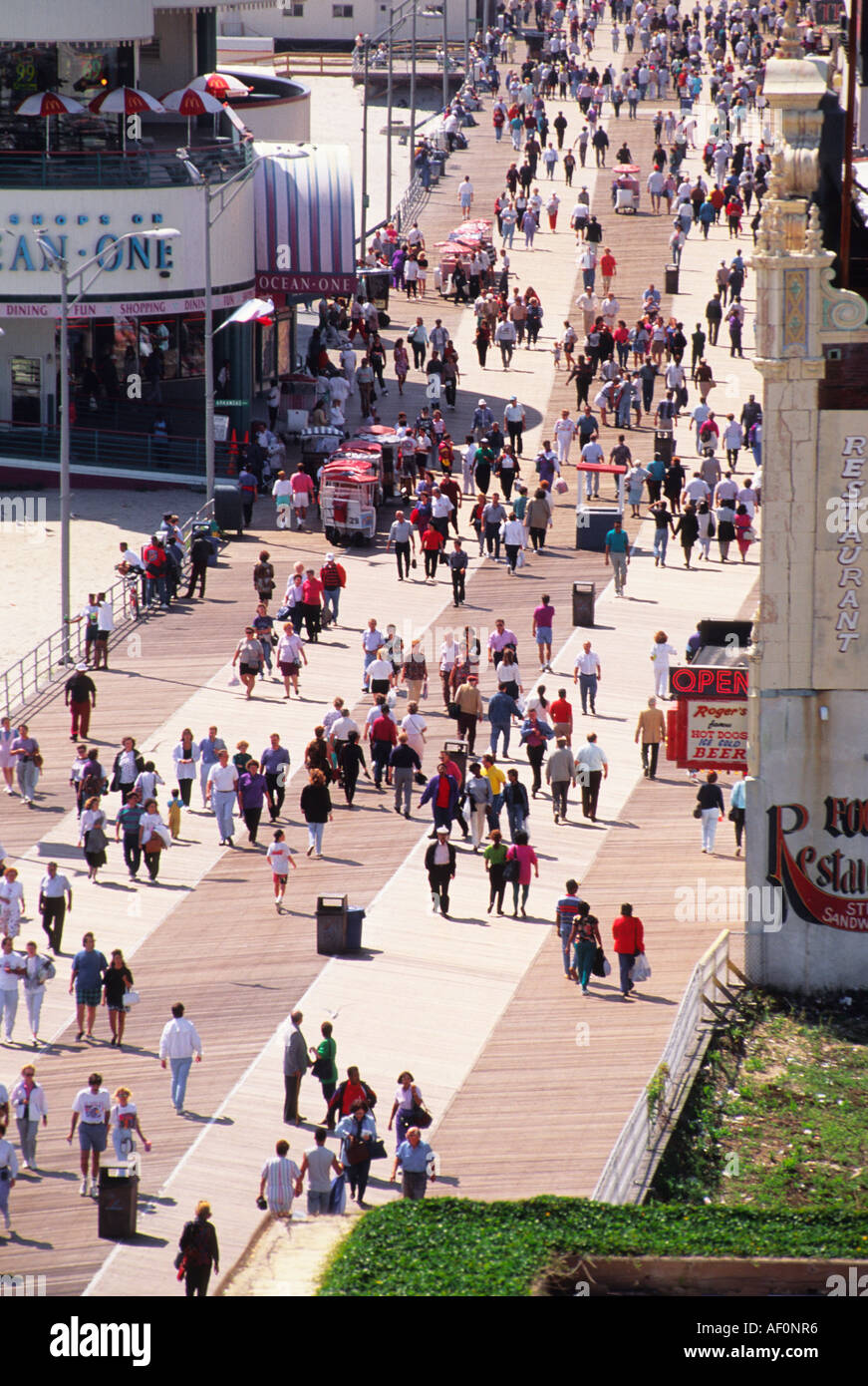New atlantic city boardwalk crowd hi-res stock photography and images ...