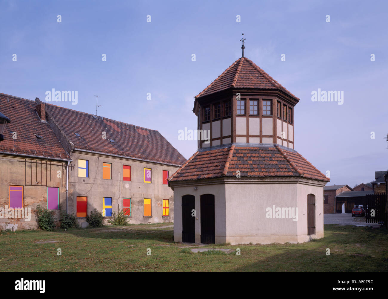 Berlin-Buch, Gutshof Alt-Buch, Künstlerhaus mit Taubenturm Stock Photo ...