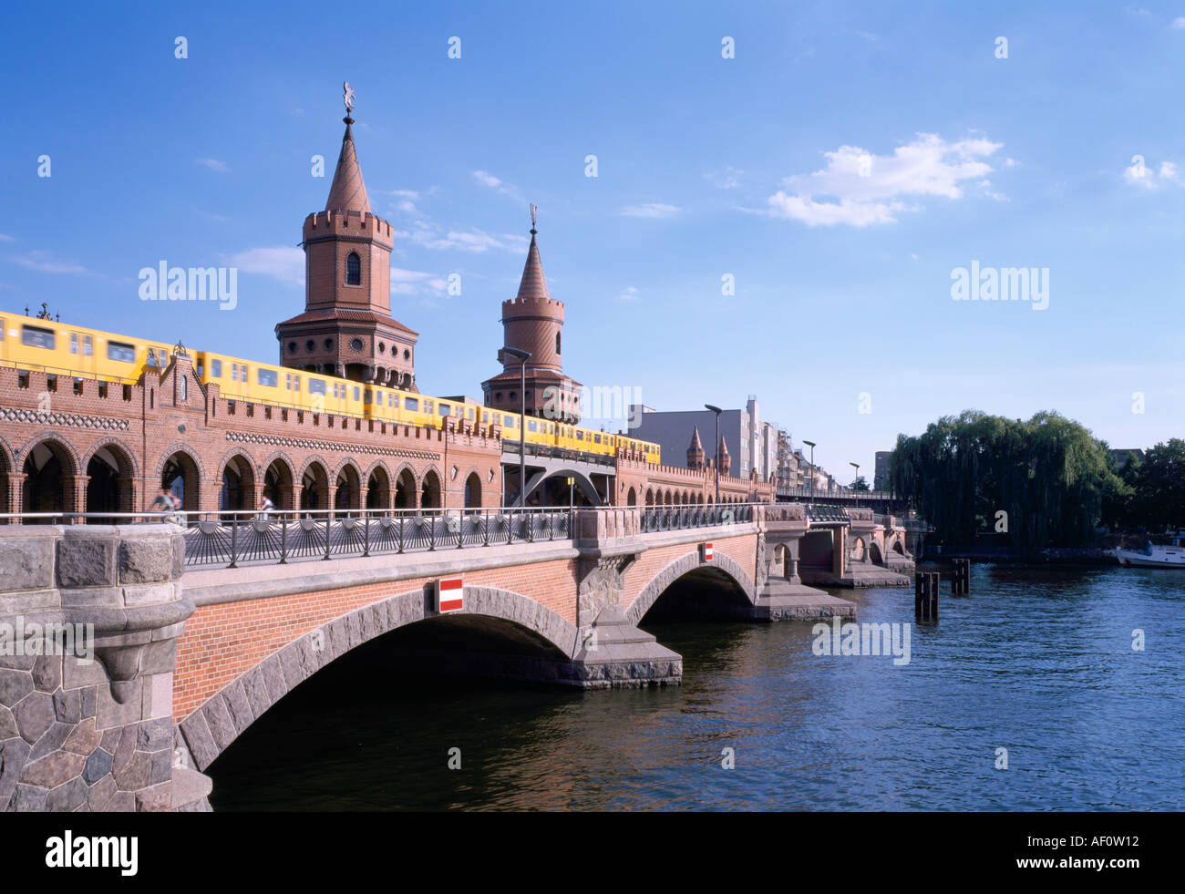 Berlin, Oberbaum-Brücke (Kreuzberg Stock Photo - Alamy