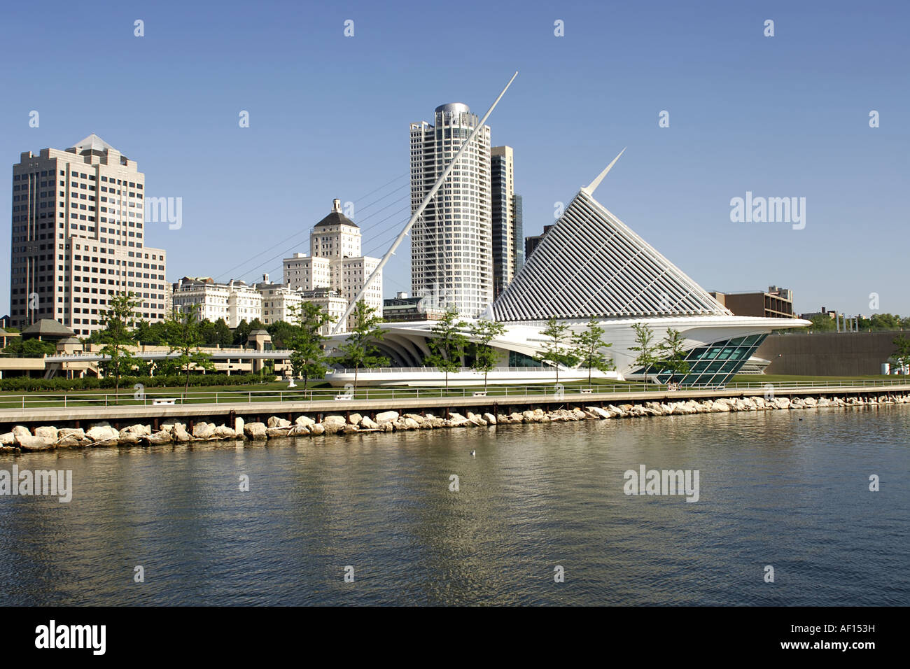 The waterfront Art Museum and surrounding buildings in Milwaukee ...