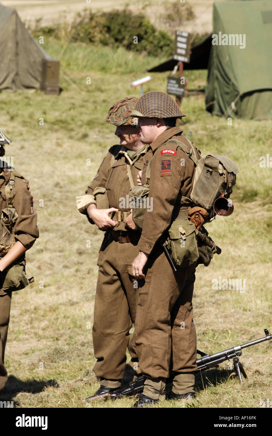 Ww2 soldier british hi-res stock photography and images - Alamy
