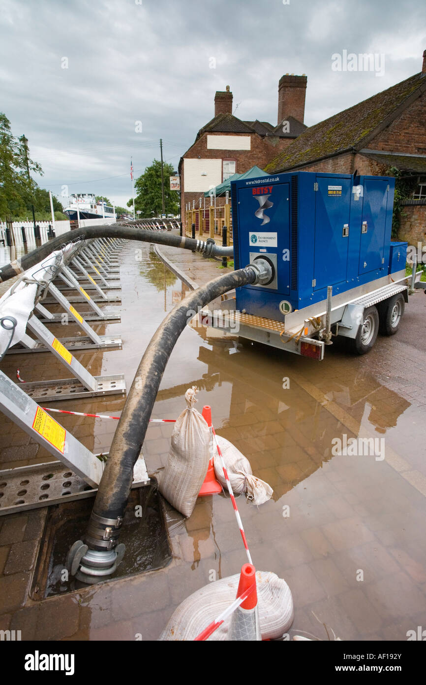 Emergency flood barriers and water pump erected at Upton on Severn ...
