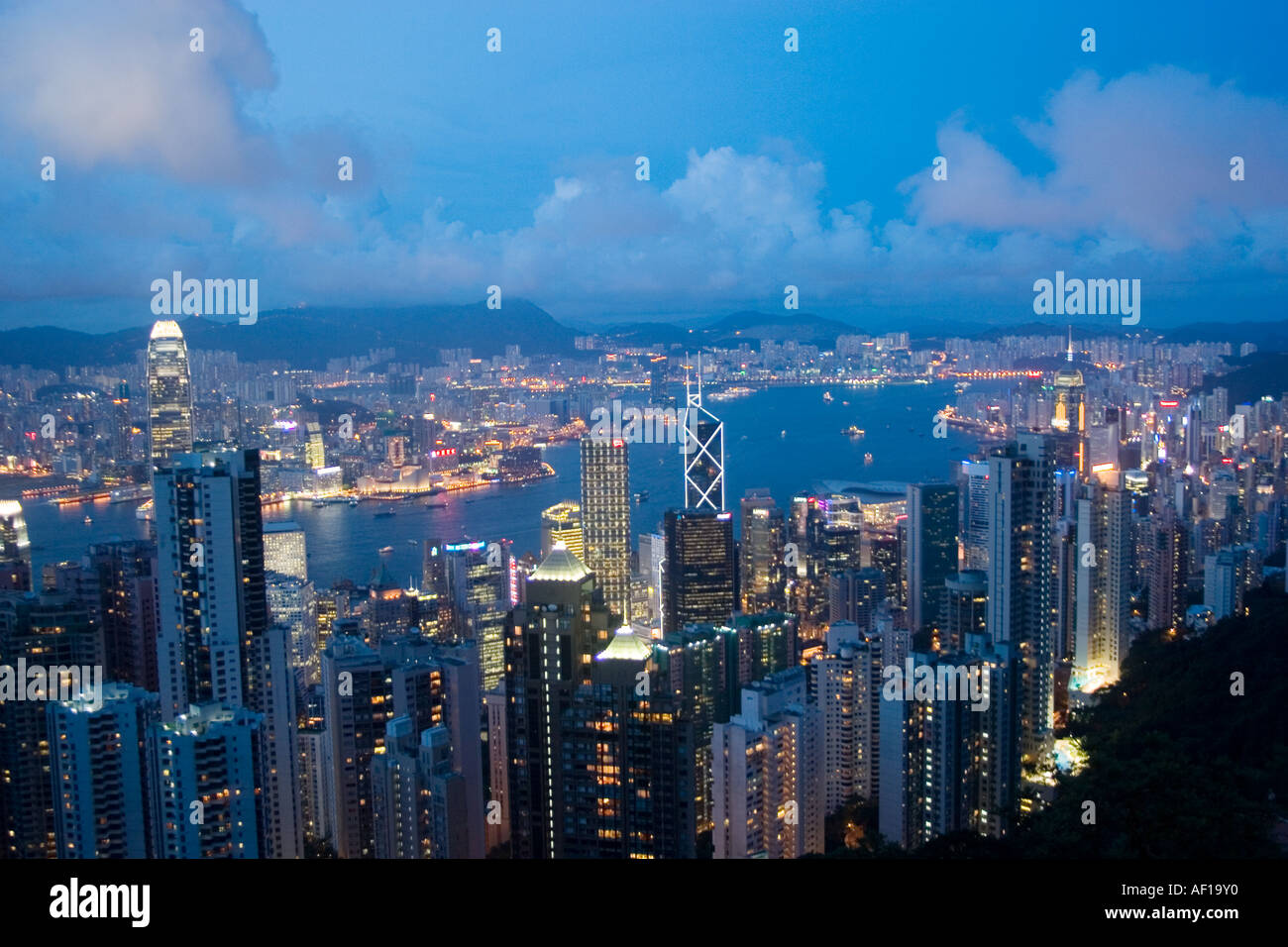 Evening view from Victoria Peak, Hong Kong. From this classic viewpoint ...