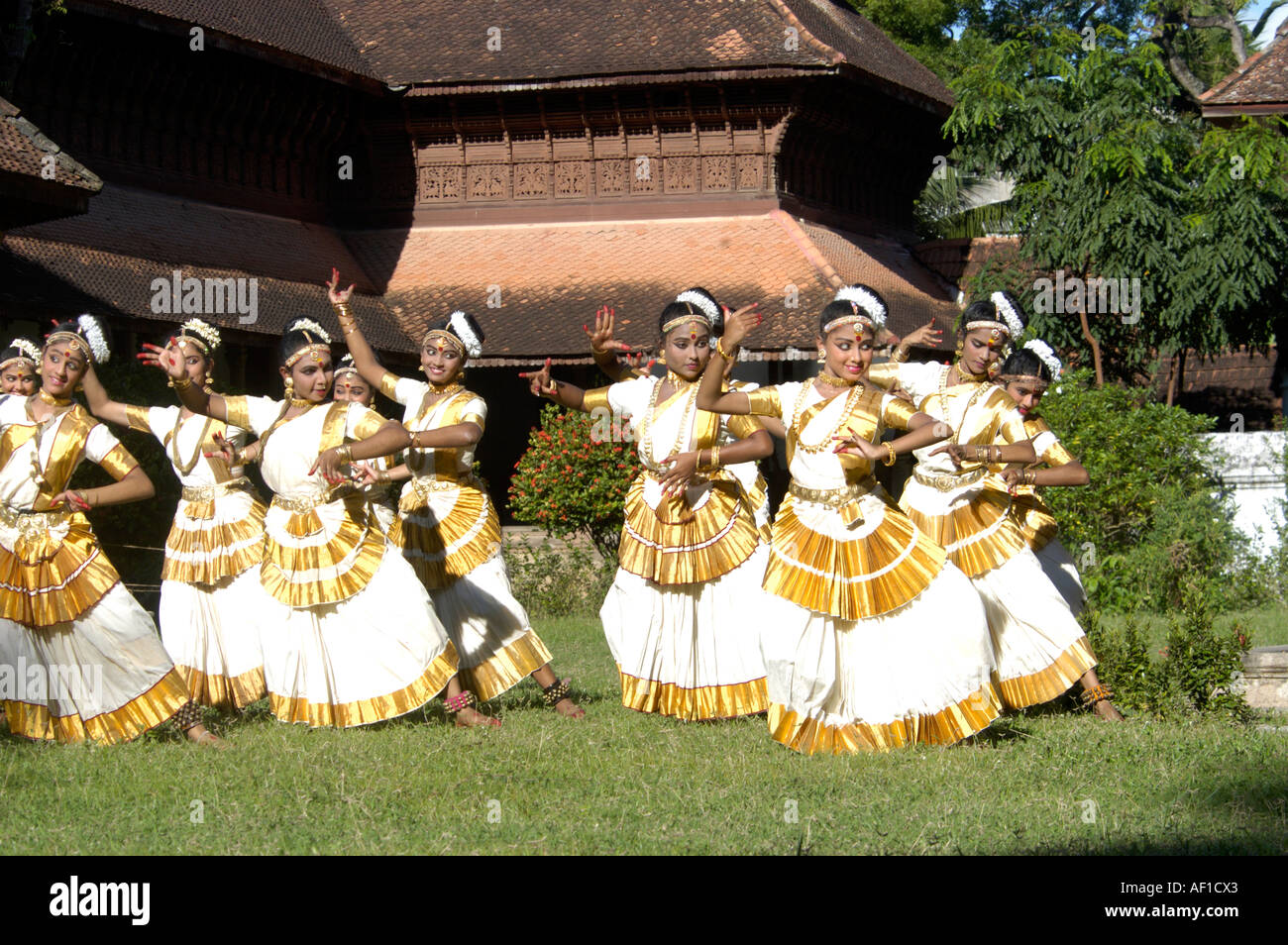 Kerala mohiniyattam dancers hi-res stock photography and images - Alamy
